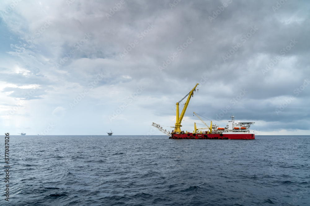 A derrick work barge with 3000 tonne crane preparing for pipeline ...