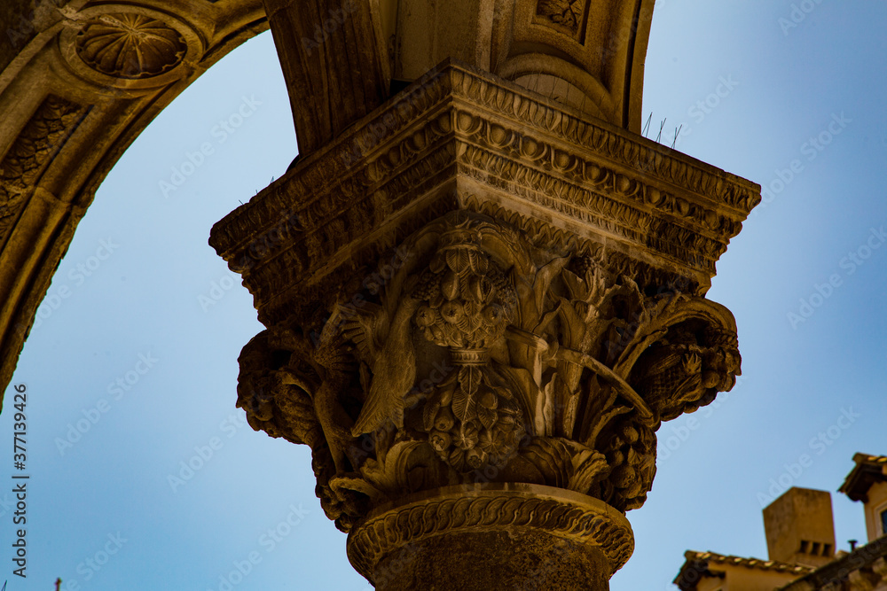 Foto de Detalle de talla de capitel en columna de edificio do Stock | Adobe Stock