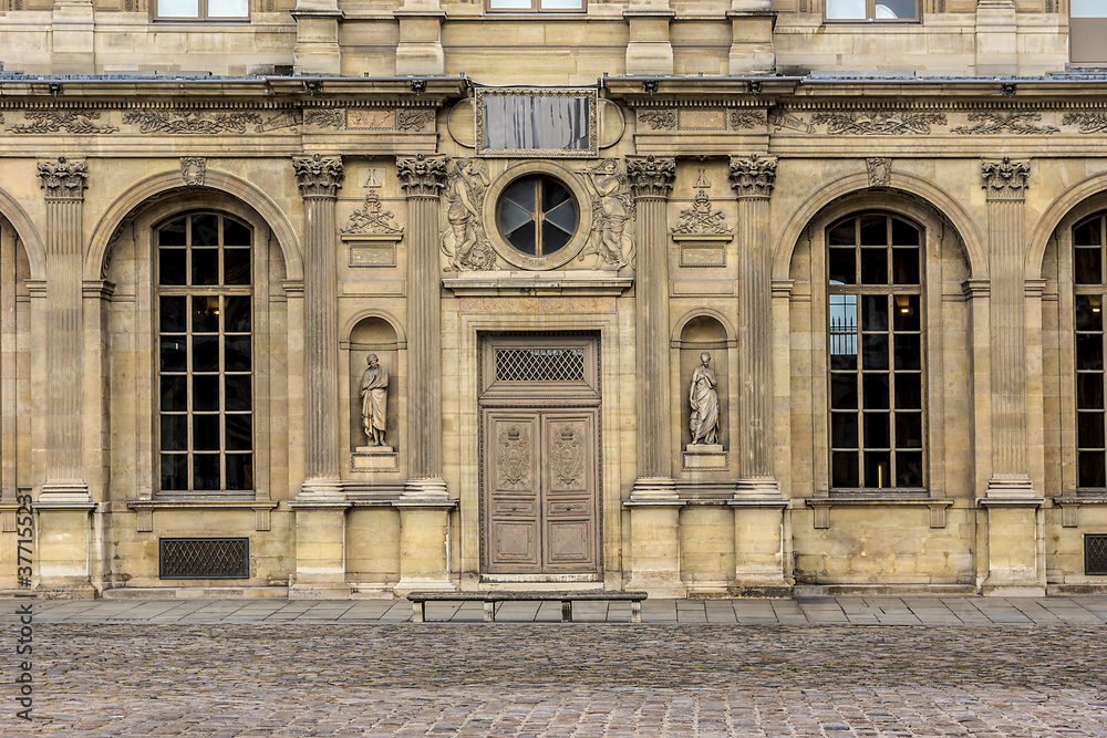 Foto de View fragments of Louvre buildings in Square Courtyard (Cour ...