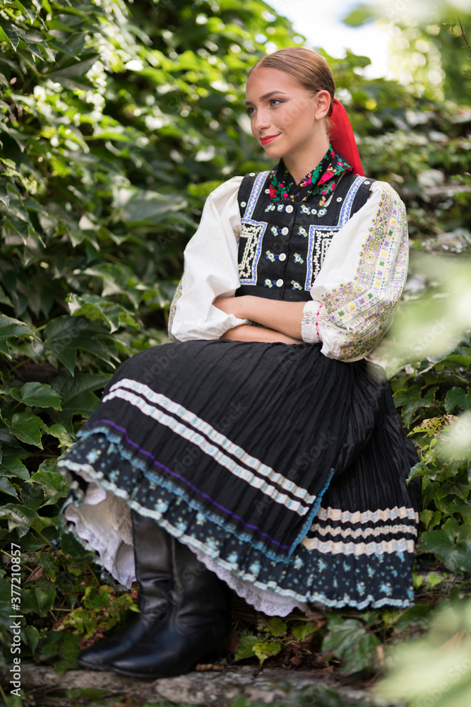 Foto de Belle femme portant des costumes folkloriques traditionnels d ...