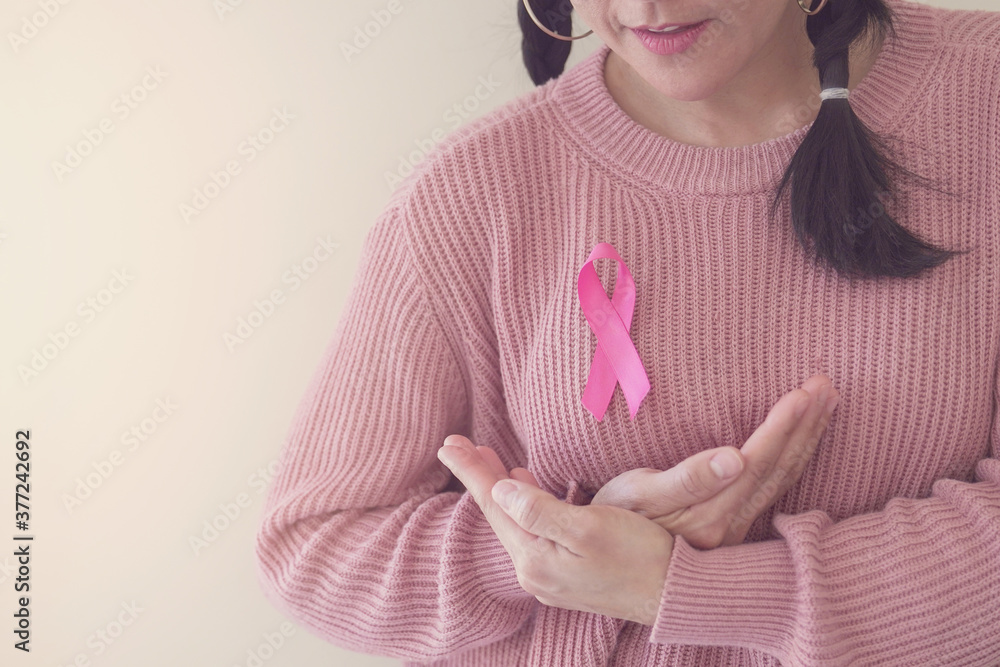 Foto de woman wearing pink top with pink ribbon, breast cancer ...