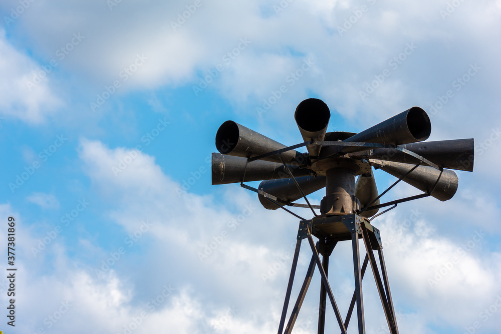 Ancienne sirène d'alerte multidirectionnelle fixée sur un pylône d ...