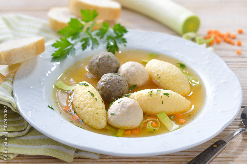 Kräftige Hochzeitssuppe mit Grießnockerln, Leberknödeln und ...