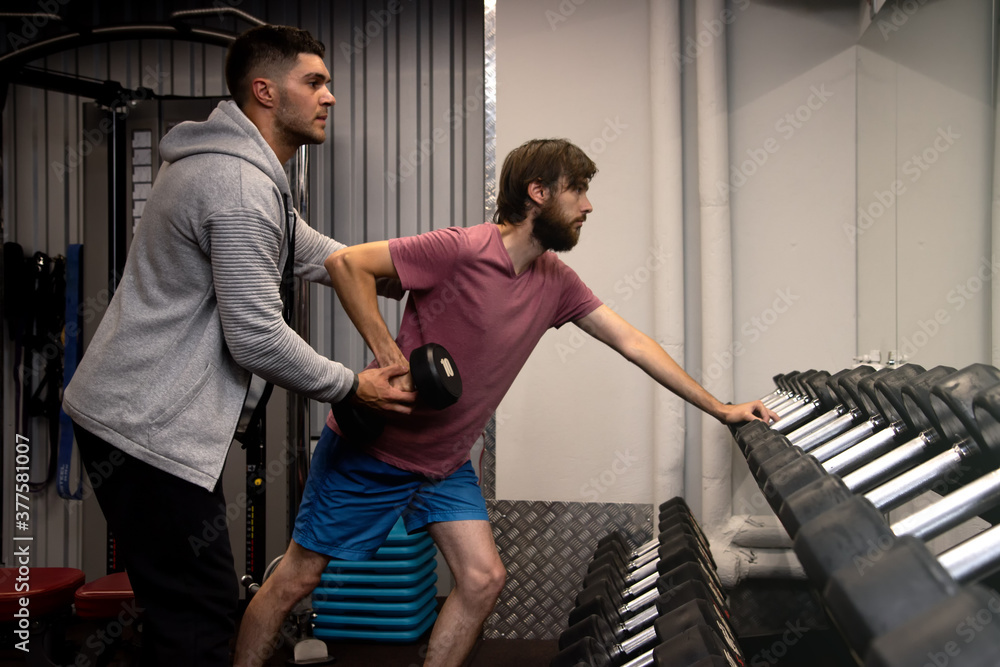 Foto de Beginner man doing chest and shoulder dumbbell press with ...