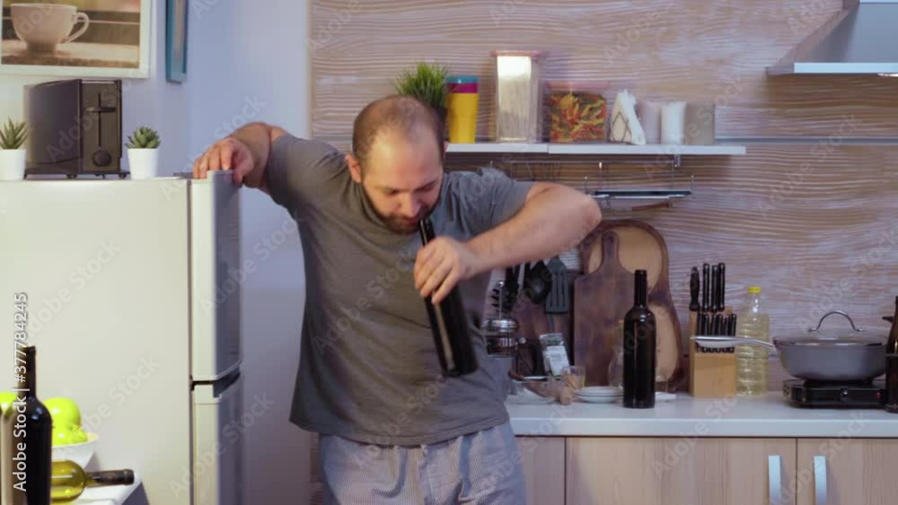 Alcoholic angry man drinking wine screaming at wife. Drunk, agresive ...