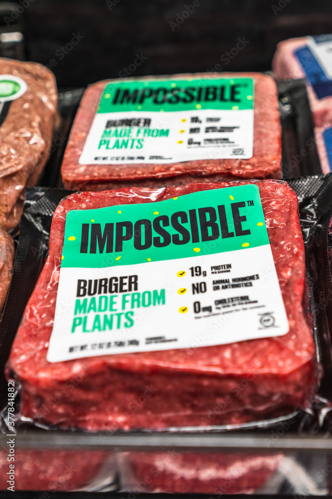 Foto de May 21, 2020 Sunnyvale / CA / USA - Impossible Burger packages ...