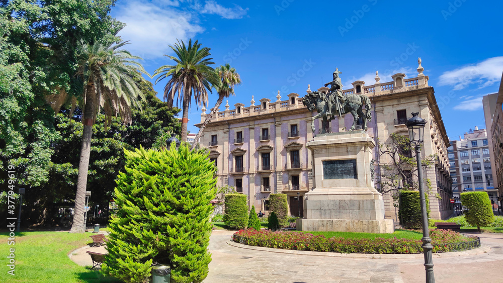 Plaza de Alfonso el Magnanimo y estatua ecuestre al rey Jaime I el ...