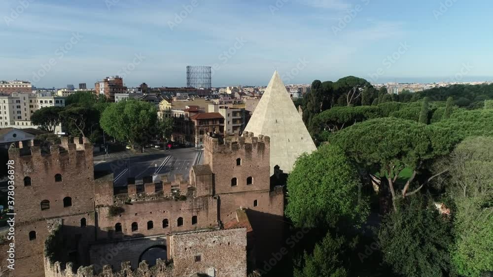 ROMA, STAZIONE OSTIENSE, PIRAMIDE, GAZOMETRO, PORTA SAN PAOLO Stock ...