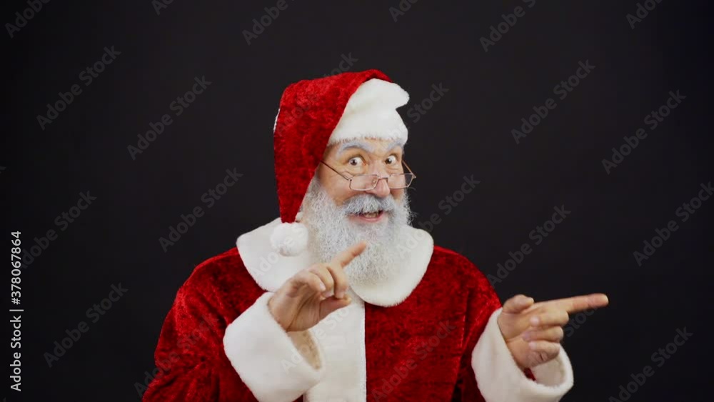 Vidéo Stock Waist up portrait of joyful Santa Claus dancing funny dance ...