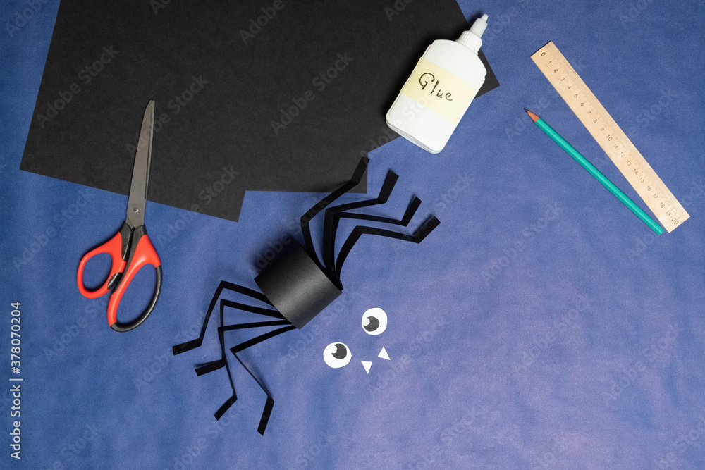 DIY Halloween paper spider. Halloween craft step by step instructions ...