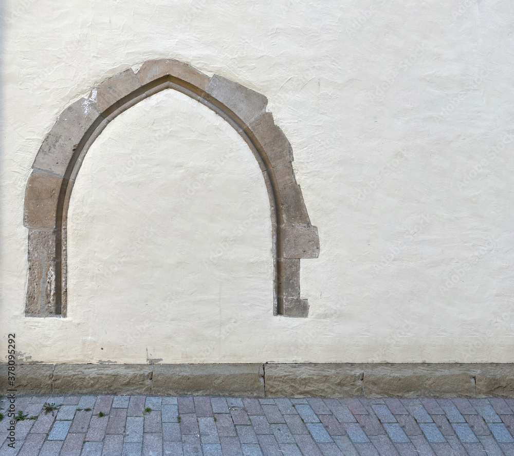 Rundbogen eingemauert in Fassade Stock Photo | Adobe Stock