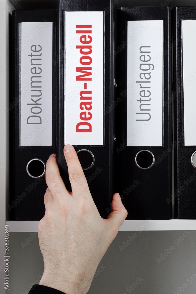 Dean-Modell. Ordner im Regal mit roter Beschriftung. Hand nimmt ...