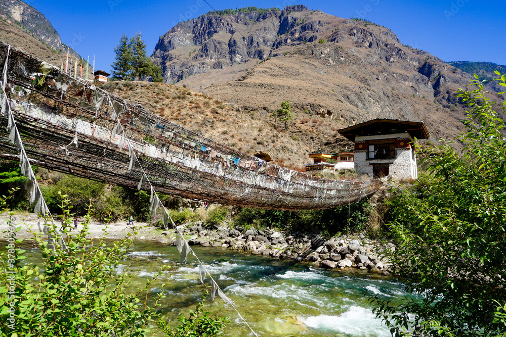 Bhutan, iron Chain Bridge of Tachog Lhakhang hanging over the river 스톡 ...