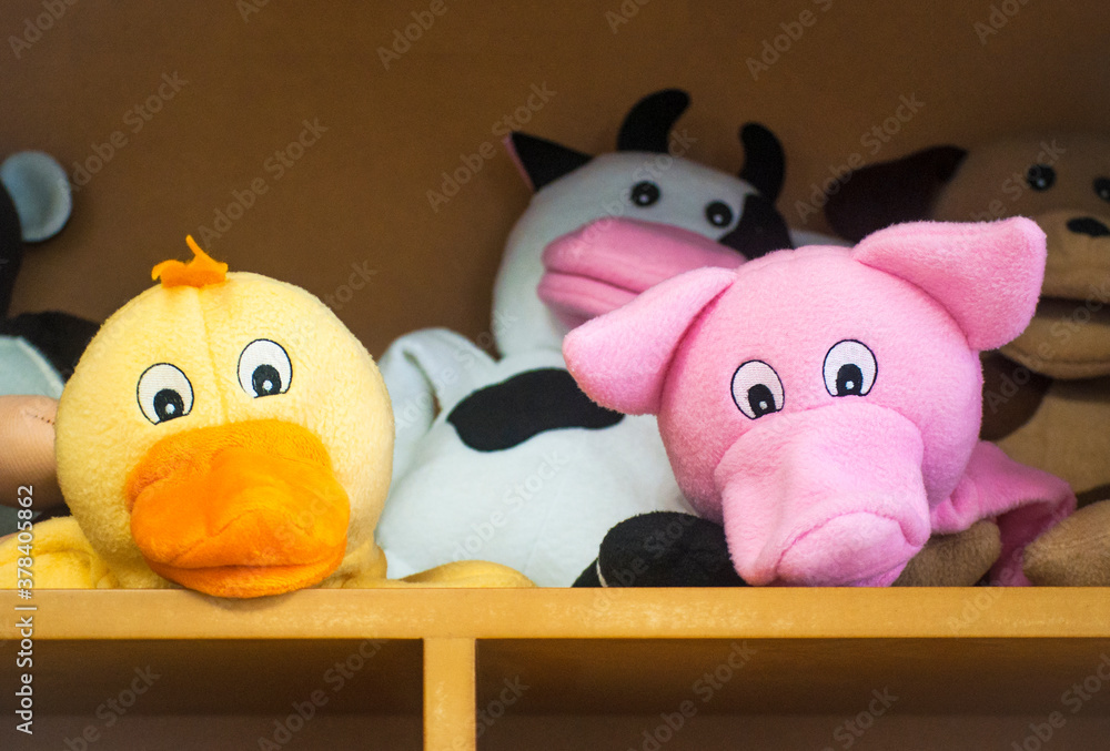Peluches o muñecos de un pato y chanchito preparados para jugar. Stock ...