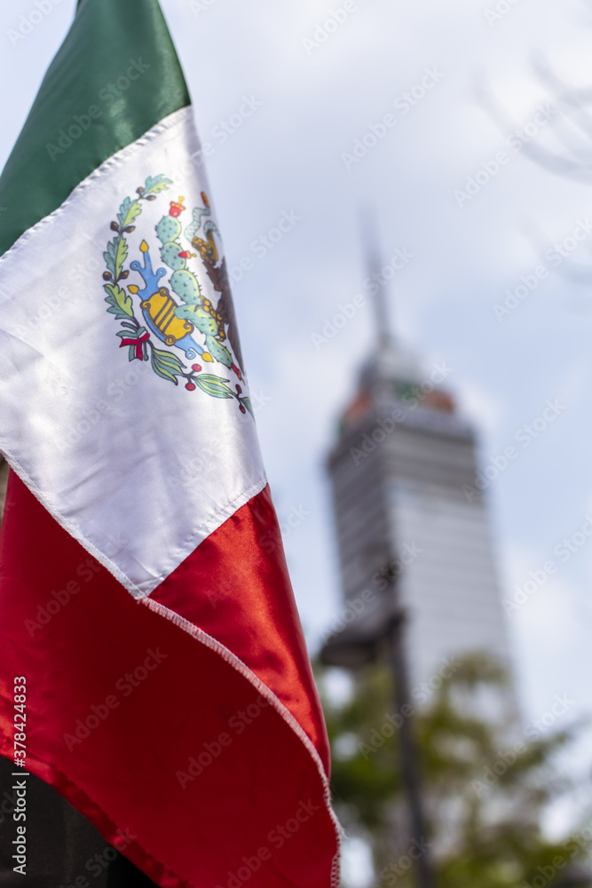 Bandera de México frente a edificios populares la ciudad de México ...