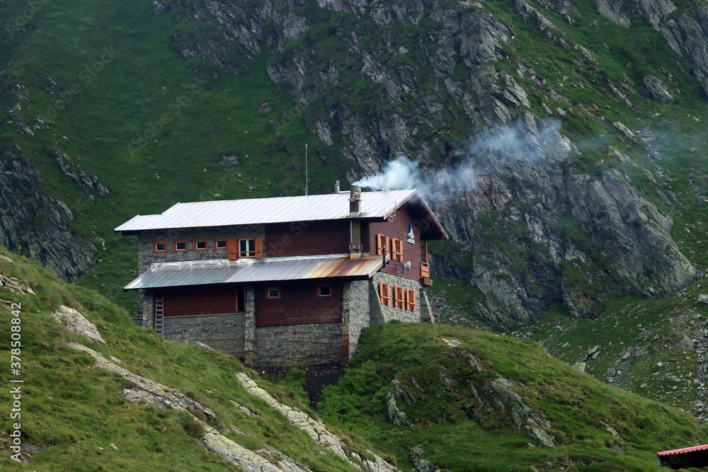 Cabaña del refugio situado junto al lago Balea en Rumanía. Cabaña ...