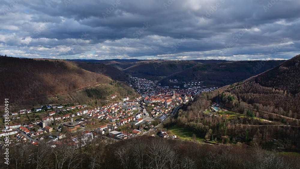 Foto de Panorama view over small town and health resort Bad Urach with ...