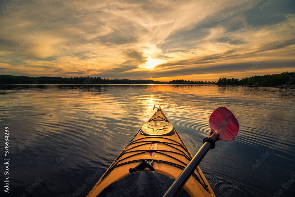 Kanu bei Sonnenuntergang auf dem See, Kajak Stock Photo | Adobe Stock