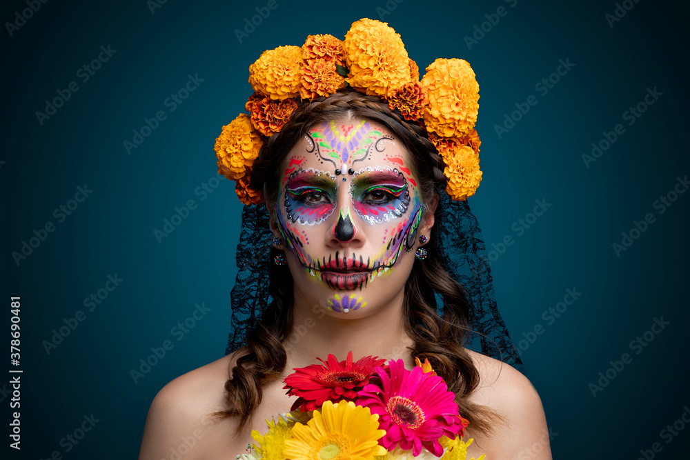 Catrina con flores de cempasúchil en la cabeza y en la manos Stock ...