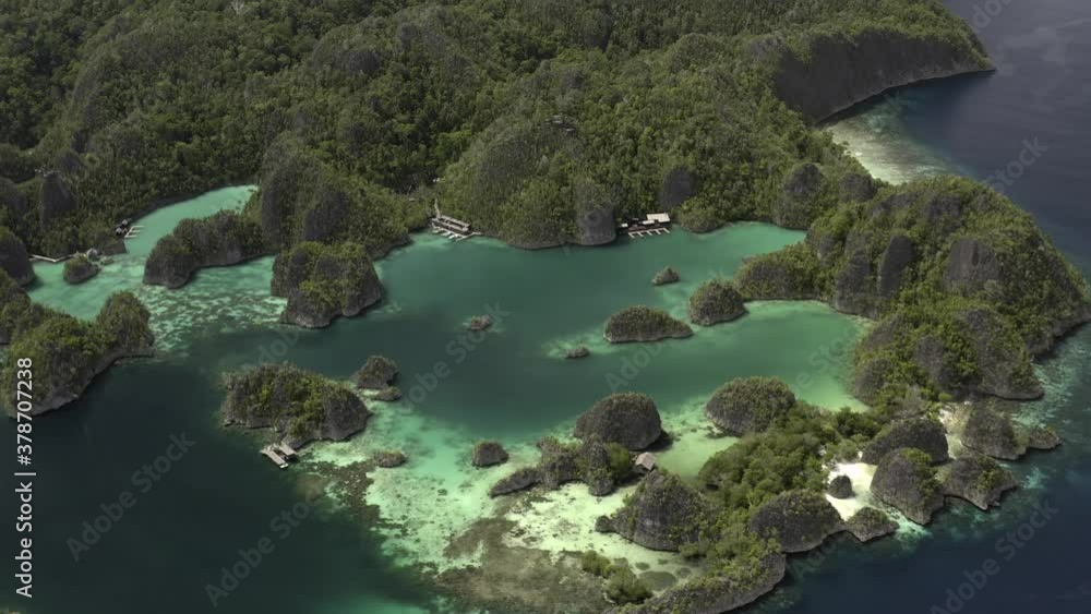 Raja Ampat, Geosite Piaynemo, Epic high flying fly-away of Geosite ...