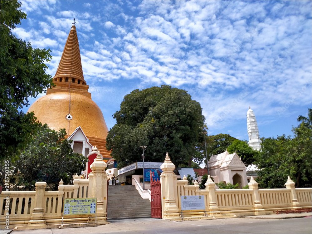 Phra Pathom Chedi - the world's tallest chedi, Thailand. Stock Photo ...