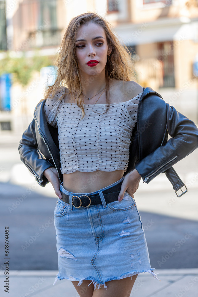 Modelo femenina posando en entorno urbano de Madrid Capital, vestida ...