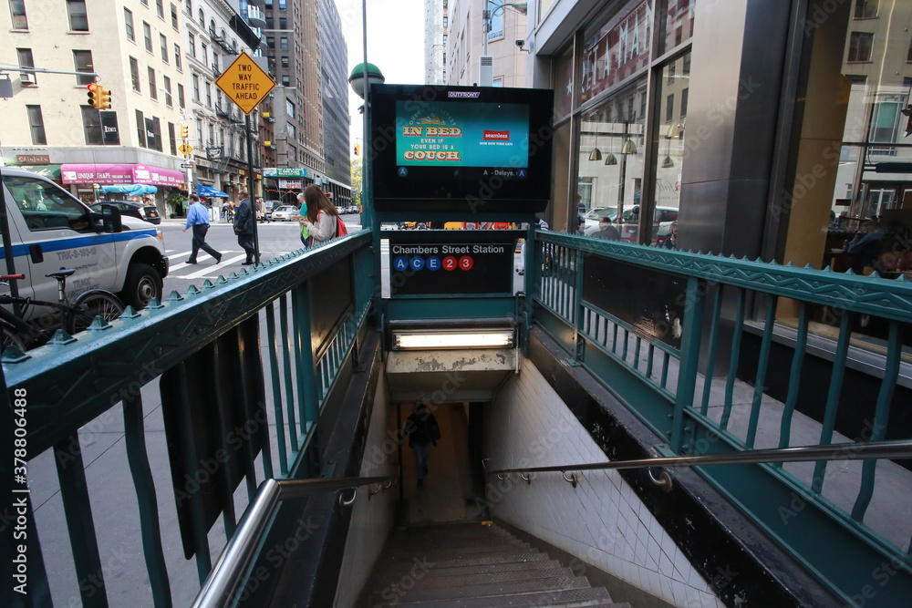 Foto de NEW YORK; OCT 5:new york subway entrance on the surface in 5 ...