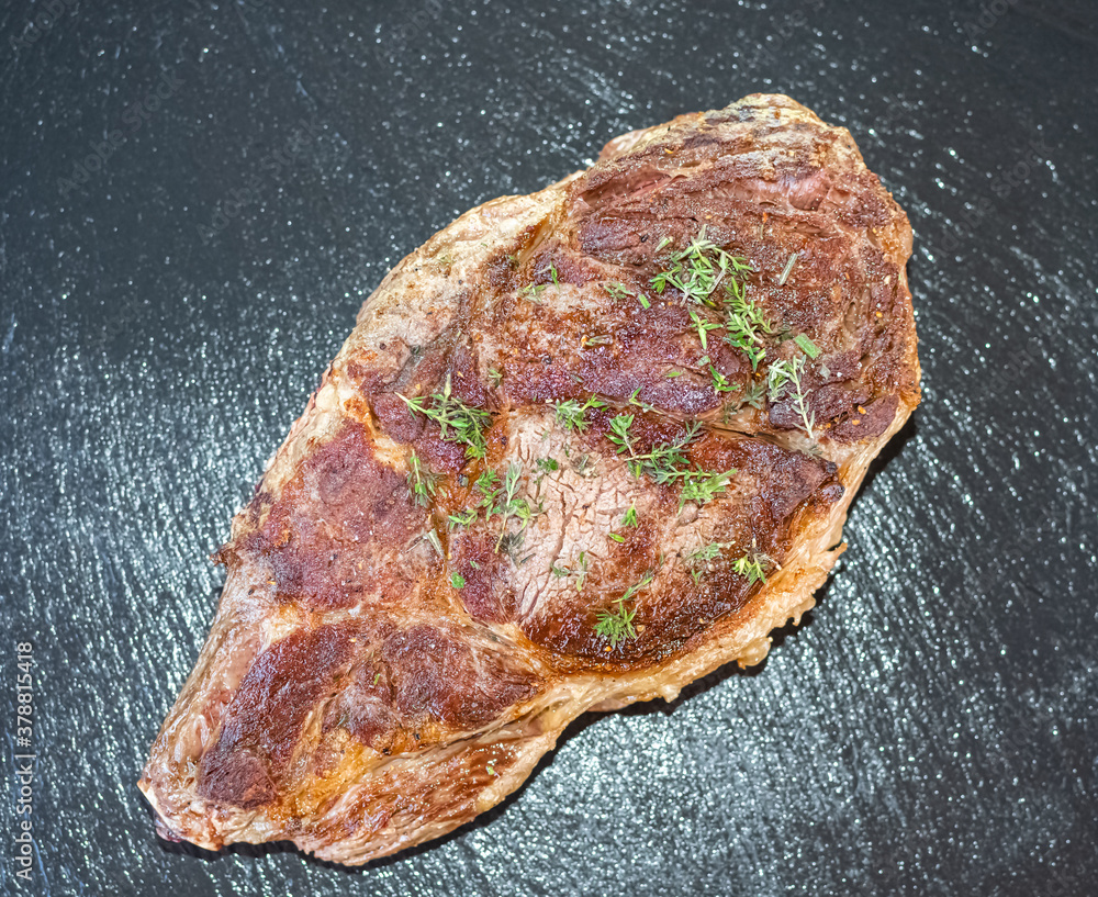 Côte de bœuf grillé au barbecue ou à la plancha cuit à point avec du ...