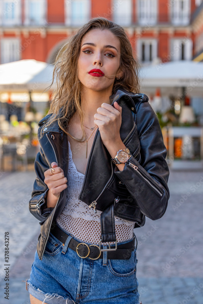 Modelo femenina posando en entorno urbano de Madrid Capital, vestida ...