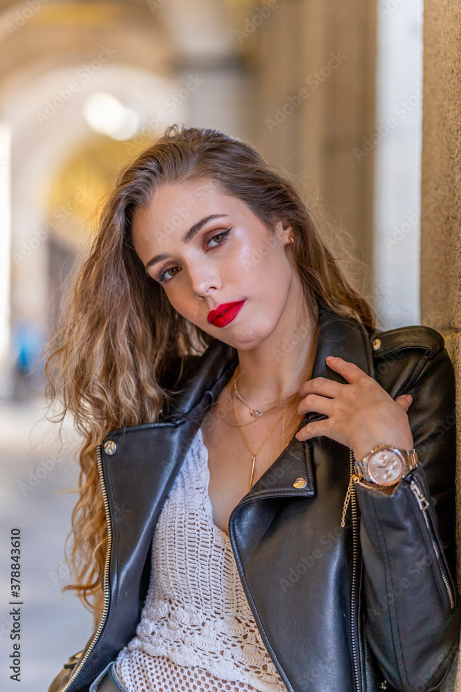 Modelo femenina posando en entorno urbano de Madrid Capital, vestida ...