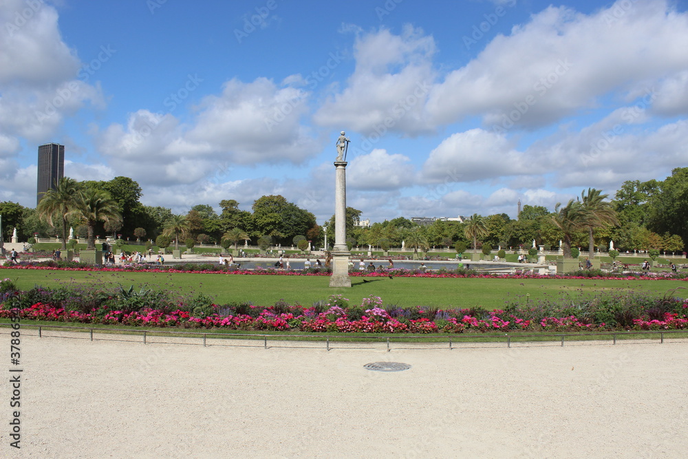 Glorieta y jardin con un obelisco en el centro rodeado de muchas flores ...