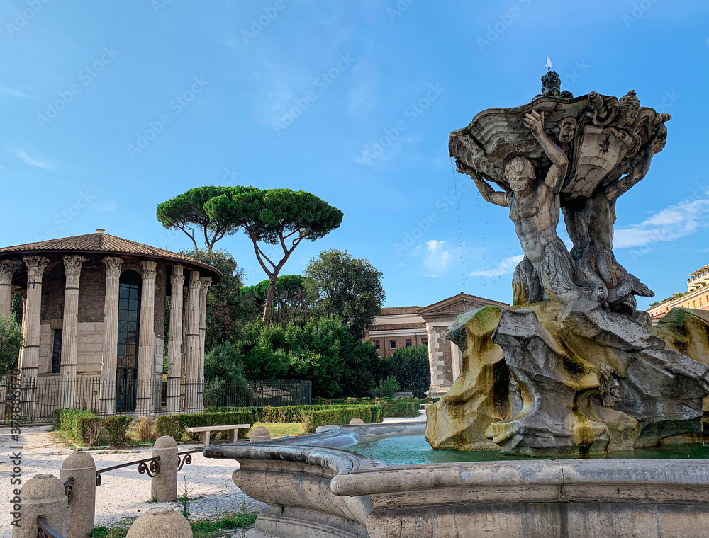 Foto de Piazza Bocca della Verità with the ancient Temple of Hercules ...