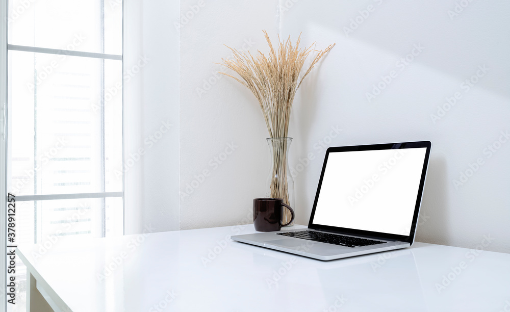 Mockup laptop computer with blank screen on white table in white room ...