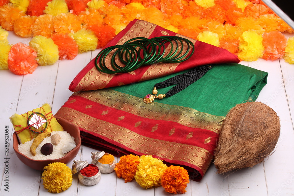 Foto de oti bharne - Indian ritual of offering a sari and a blouse ...