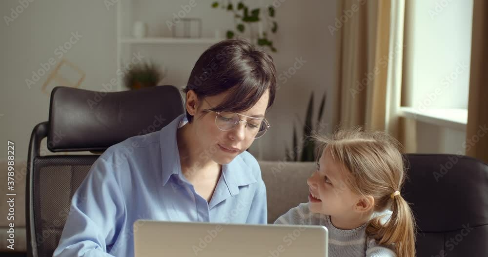 Vidéo Stock Babysitter woman does homework with little lady at laptop ...