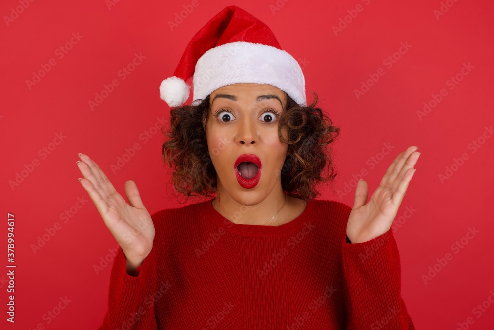 Surprise concept. Portrait of astonished beautiful girl looking ...