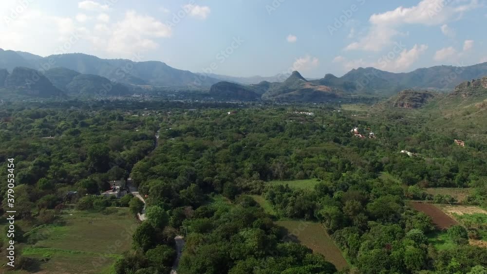Vista aérea panorámica del Pueblo Mágico de Malinalco en el Estado de ...