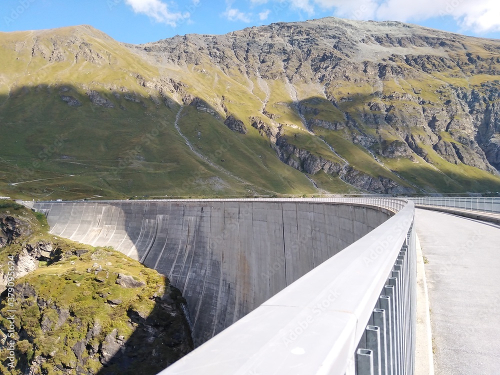 Vue en arc du barrage de Moiry barrage électrique de montagne Suisse ...
