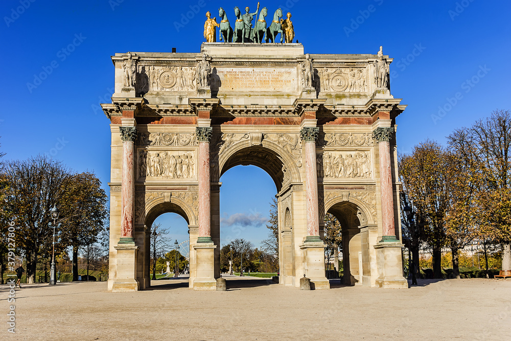 Triumphal Arch (Arc de Triomphe du Carrousel) at Tuileries gardens in ...
