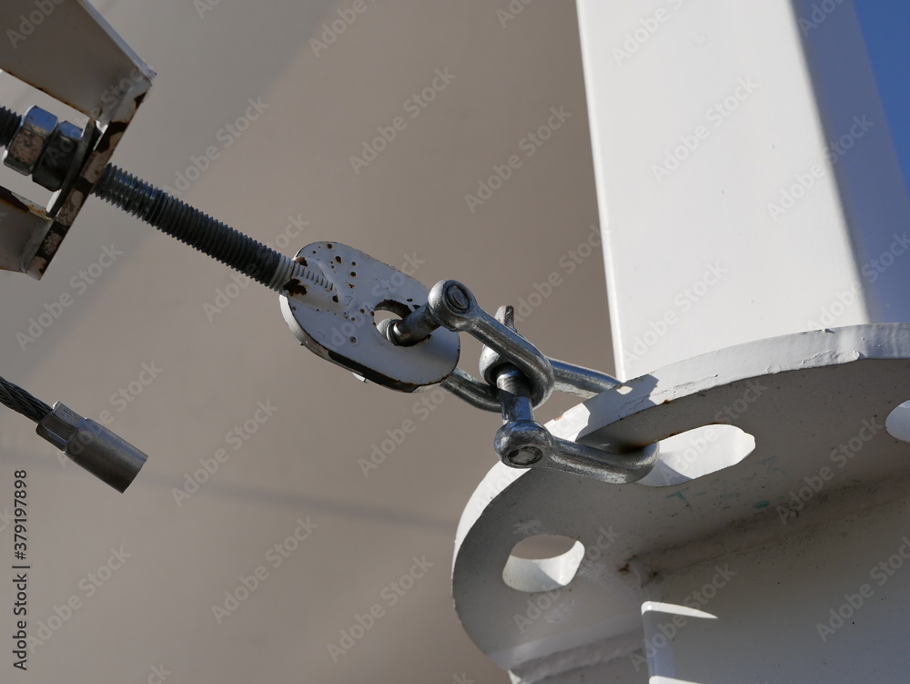 Attaching polymer fabric awnings to iron masts using steel cables ...