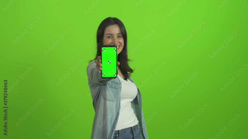 Vidéo Stock Portrait of casual woman showing smartphone to camera with ...