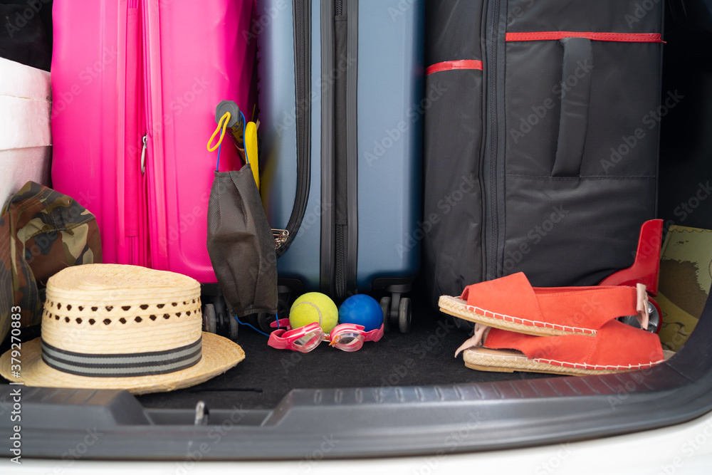 Las maletas y los objetos están acomodados para viajar. Stock Photo ...