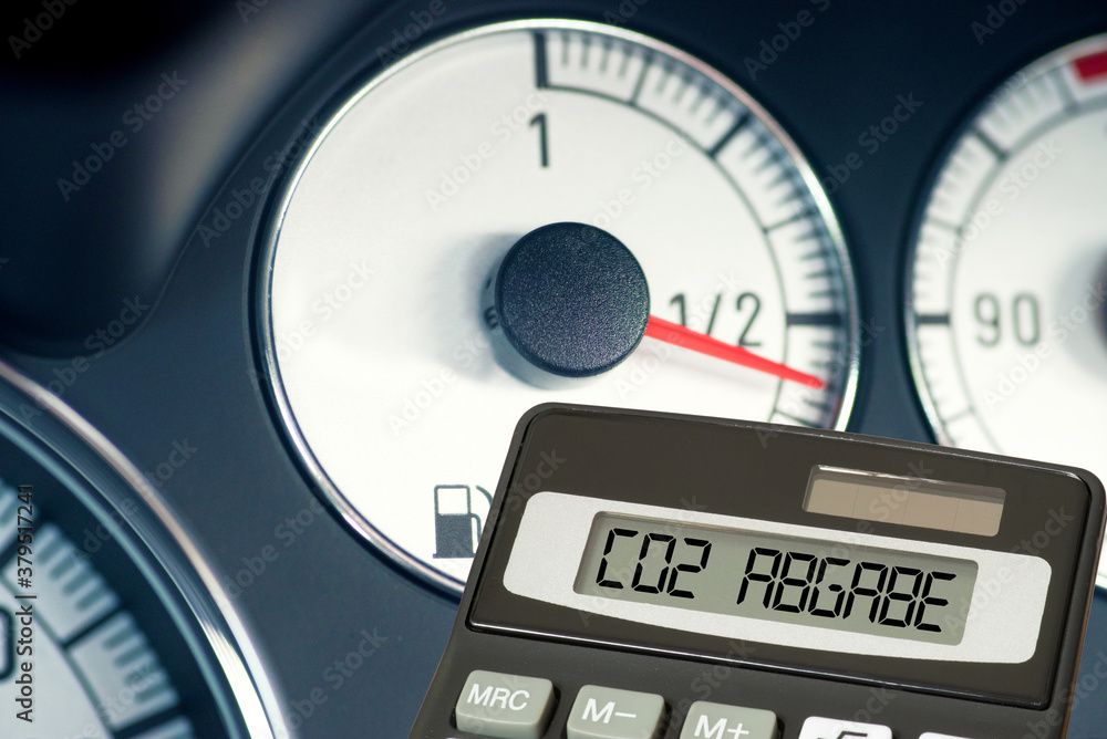 Tankanzeige in einem Auto, Taschenrechner und Hinweis auf Co2 Abgabe ...