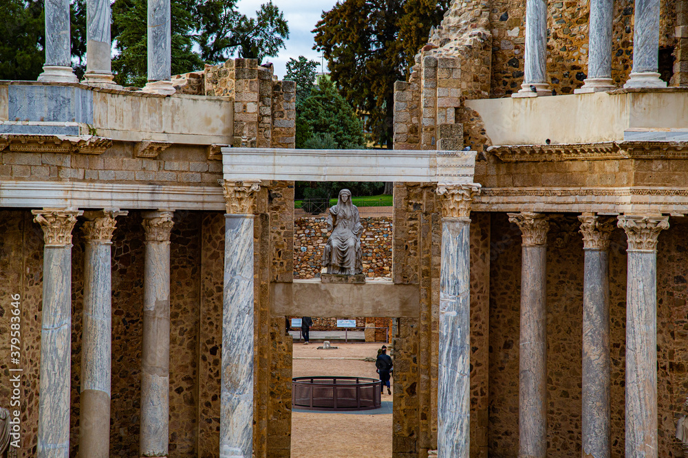 Columnas de mármol y estatua en el centro de escenario romano Stock ...