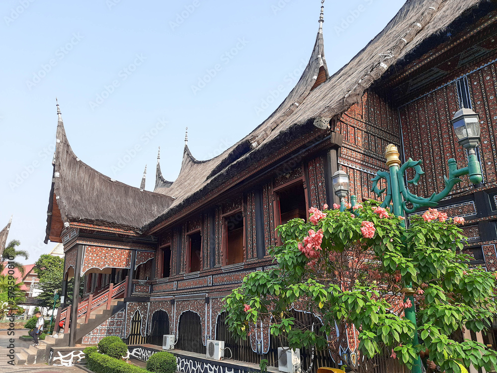 Foto de Traditional house of West Sumatra Padang in Indonesia. Home of ...