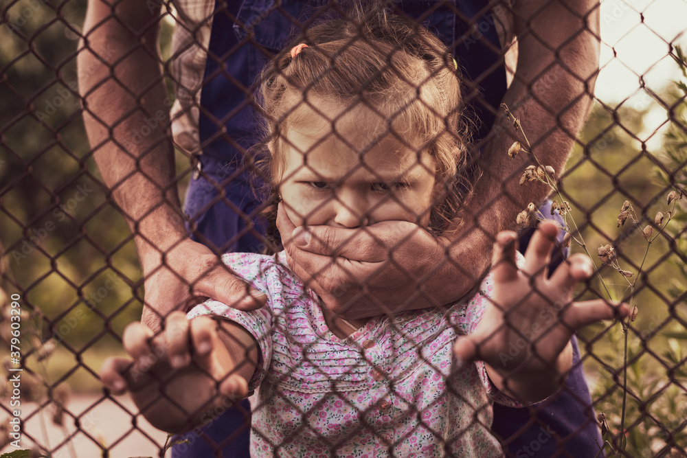 The man covered the mouth of the child with his hand, kidnapping and ...