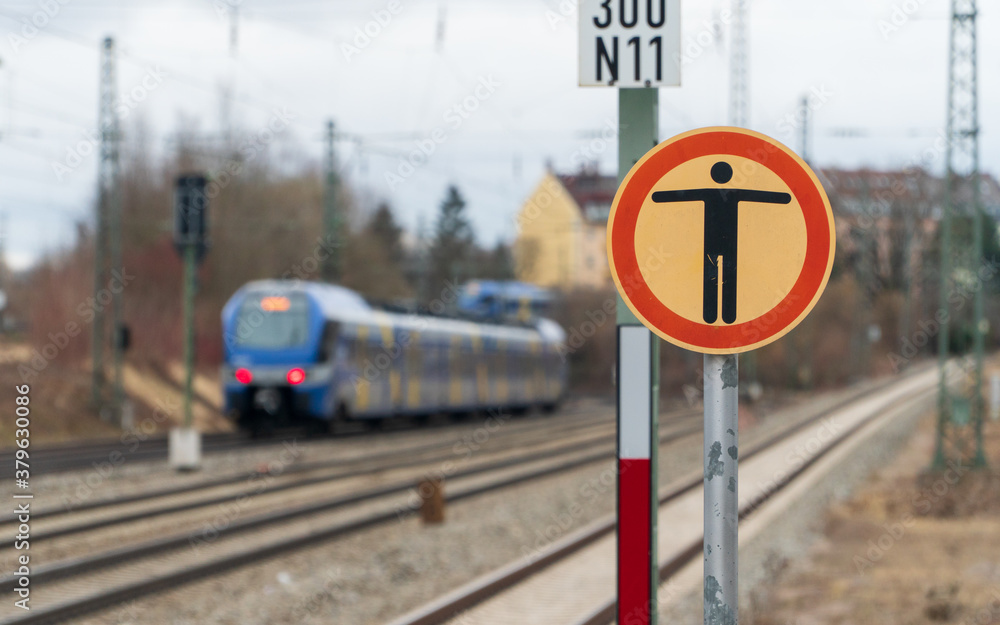 Warnschild am Ende eines Bahnsteigs Stock Photo | Adobe Stock