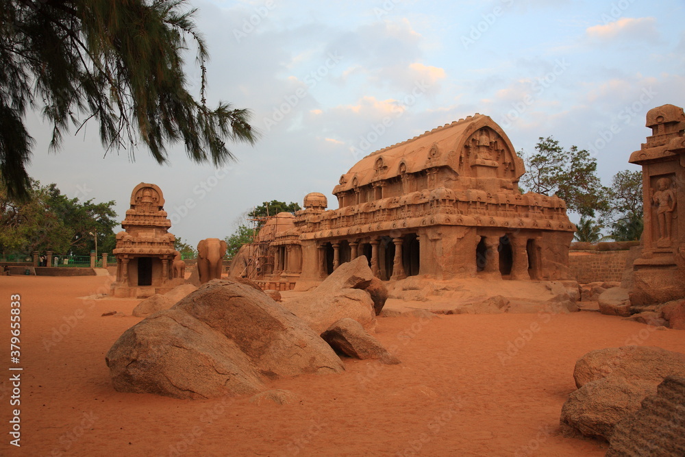 Foto de View of Ancient Monolithic temples Five Rathas (Indian: Pancha ...