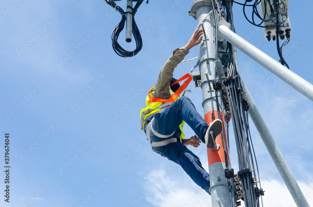 Foto de technician working on high telecommunication tower,worker wear ...