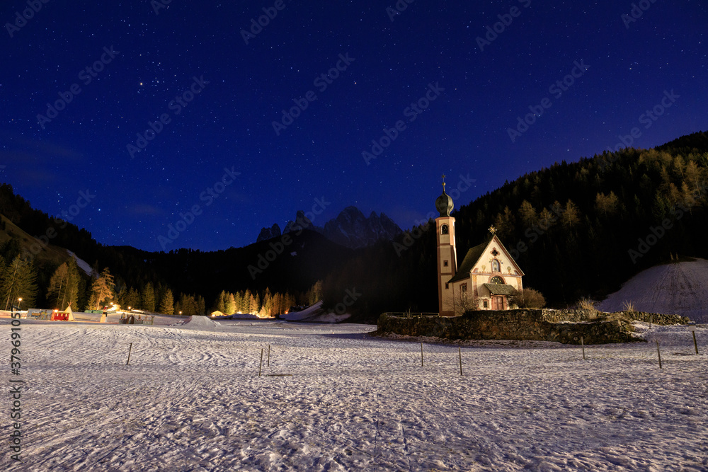chiesetta di San Giovanni in Ranui, in val di Funes. Sullo sfondo le ...